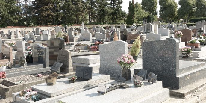 France Tombstones How To Find And Visit War Graves In France: A Guide