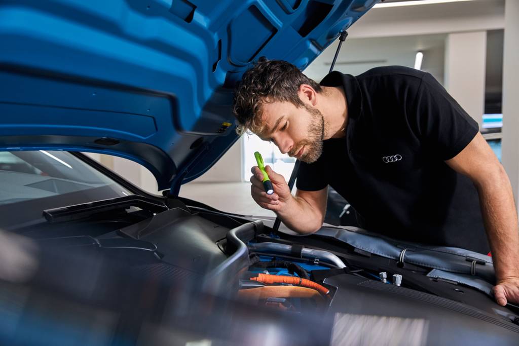 Audi Warning Lights | What They Mean and How to Respond | Sytner