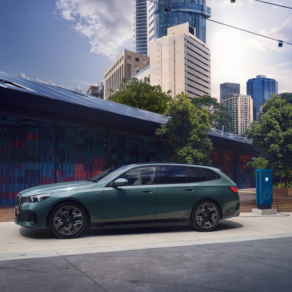 BMW i5 Touring | BMW Sytner