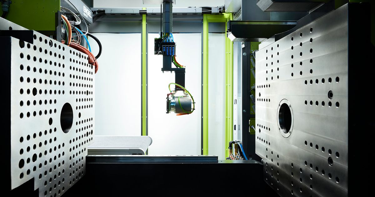 Tie-bar-less technology for injection moulding machines - ENGEL
