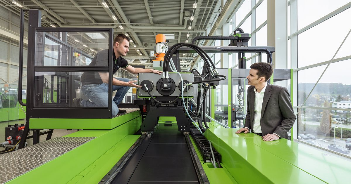 Customer Service & Maintenance Injection Moulding Machine - ENGEL