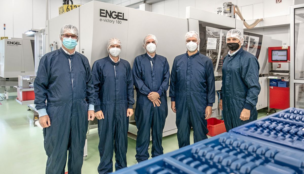 Tie-bar-less machine for multi-cavity molds - ENGEL Blog