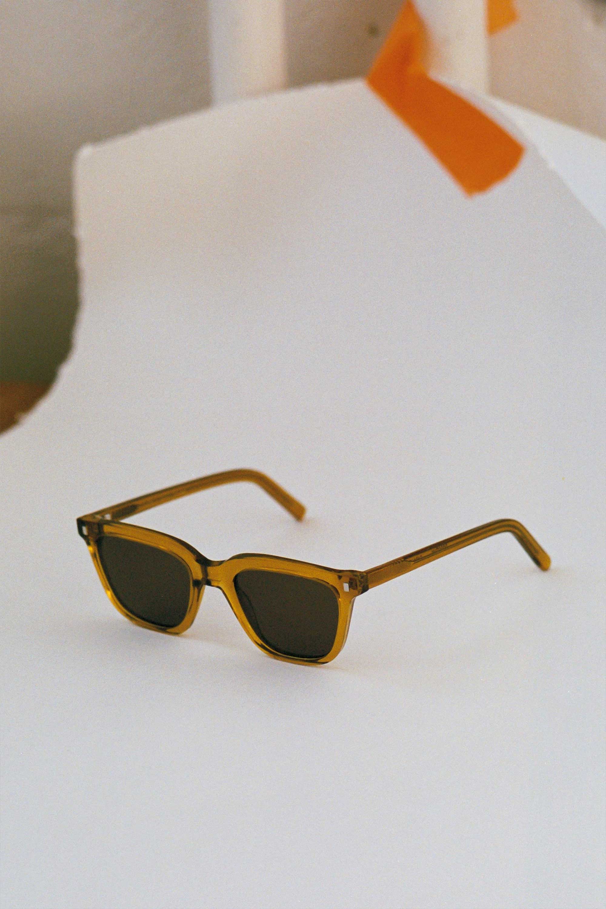 Robotnik Caramel - grey solid lens – Monokel Eyewear