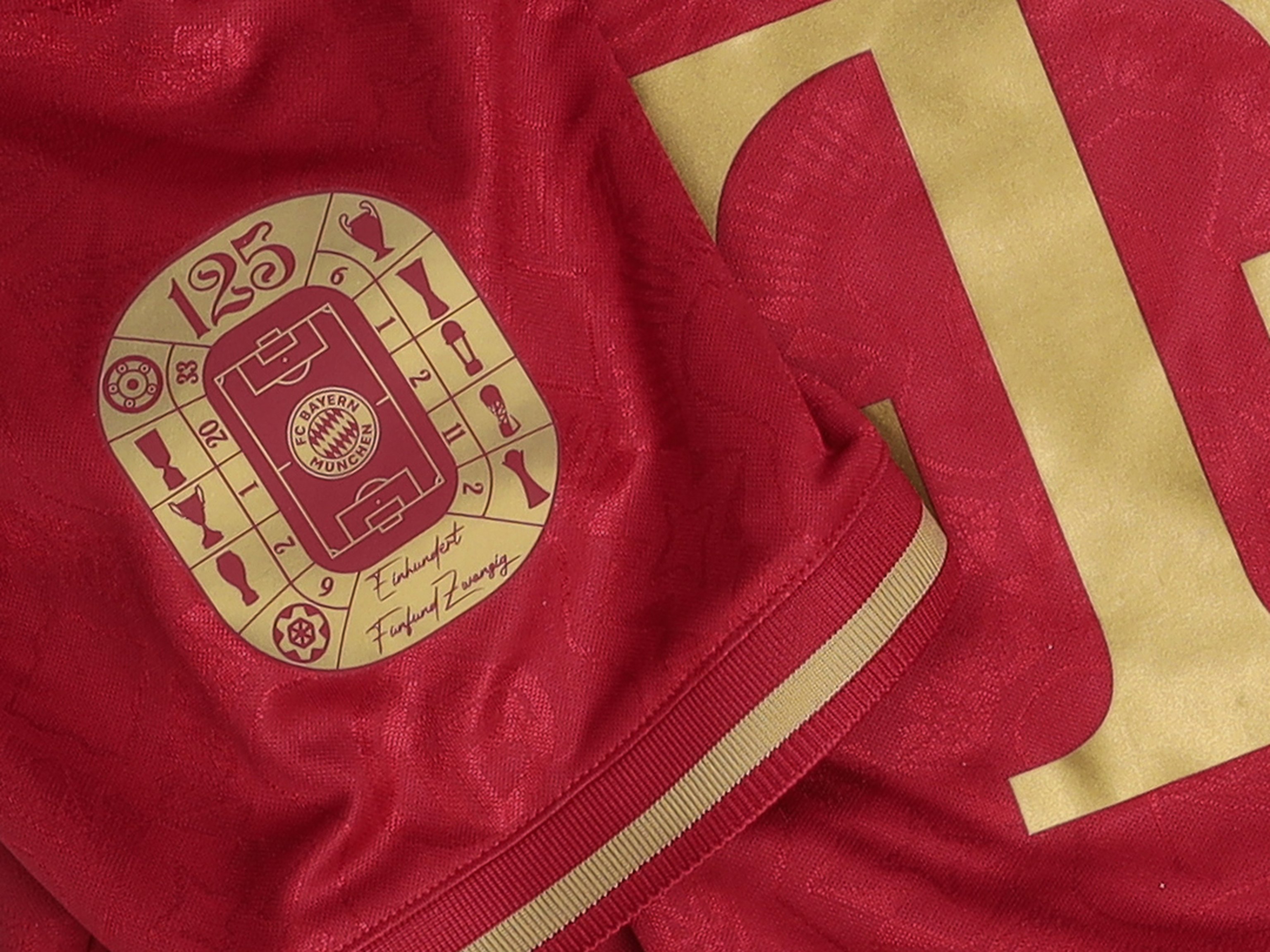 Trikotdetails 125 Jahre: Badge, Flock & Logo | FC Bayern Store