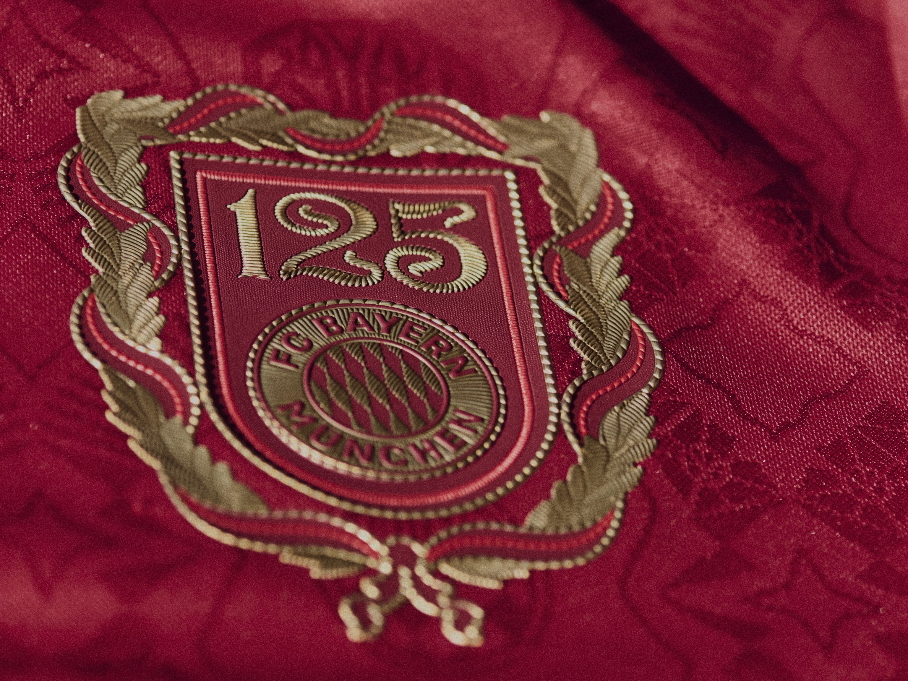 Trikotdetails 125 Jahre: Badge, Flock & Logo | FC Bayern Store