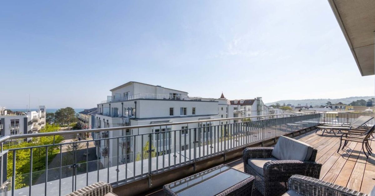 Modern penthouse with sea views and within walking distance to the beach
