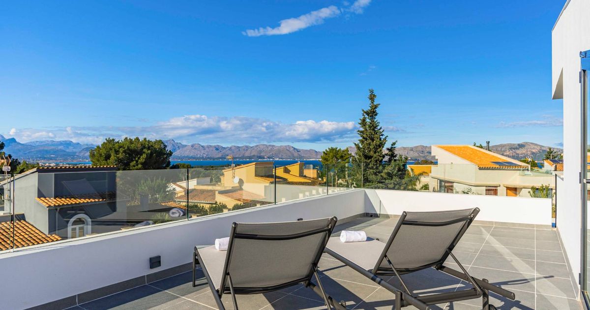 Modern villa with sea views, several terraces and south-facing roof ...