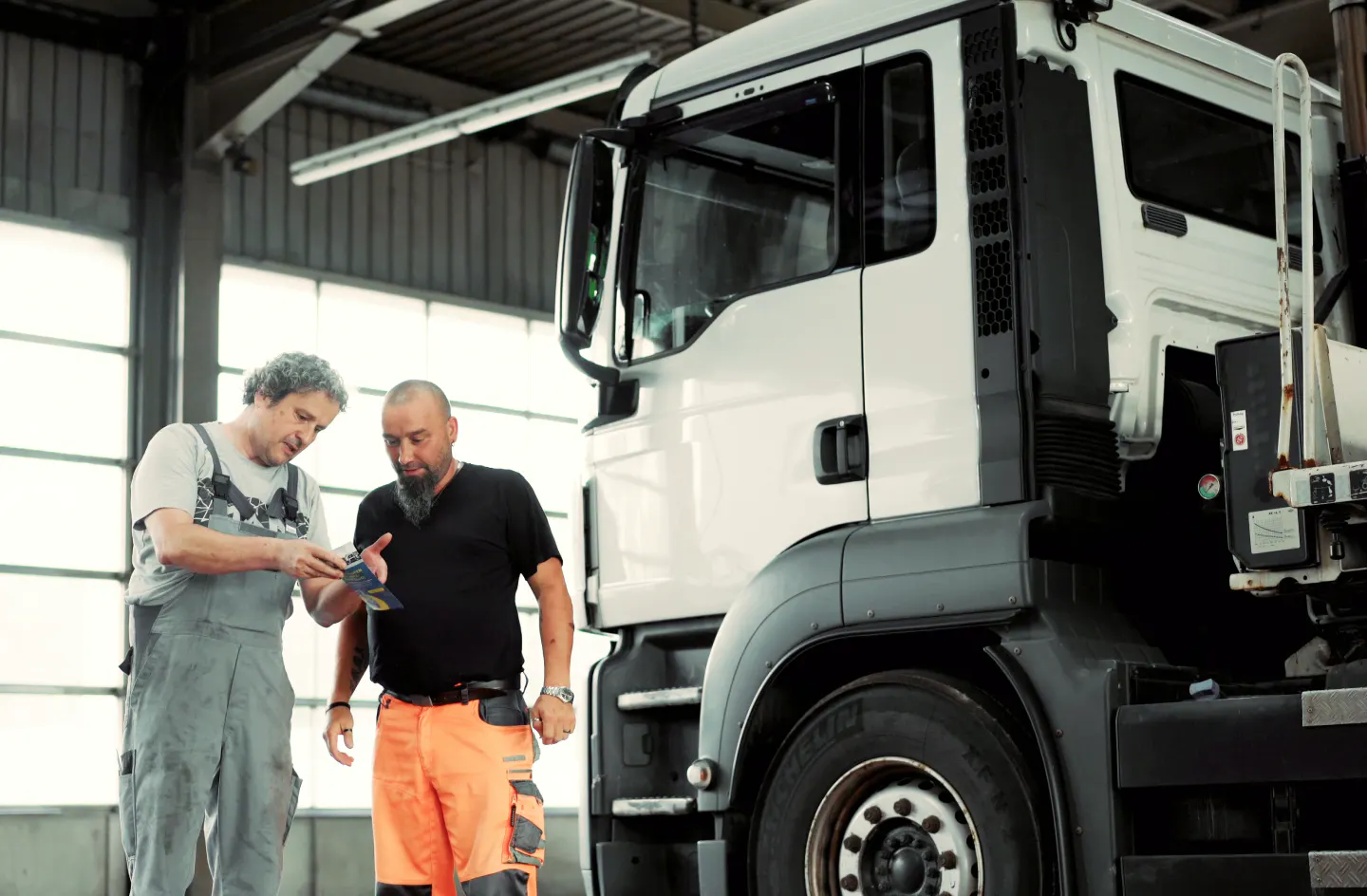 The simple way to buy and sell trucks from anywhere