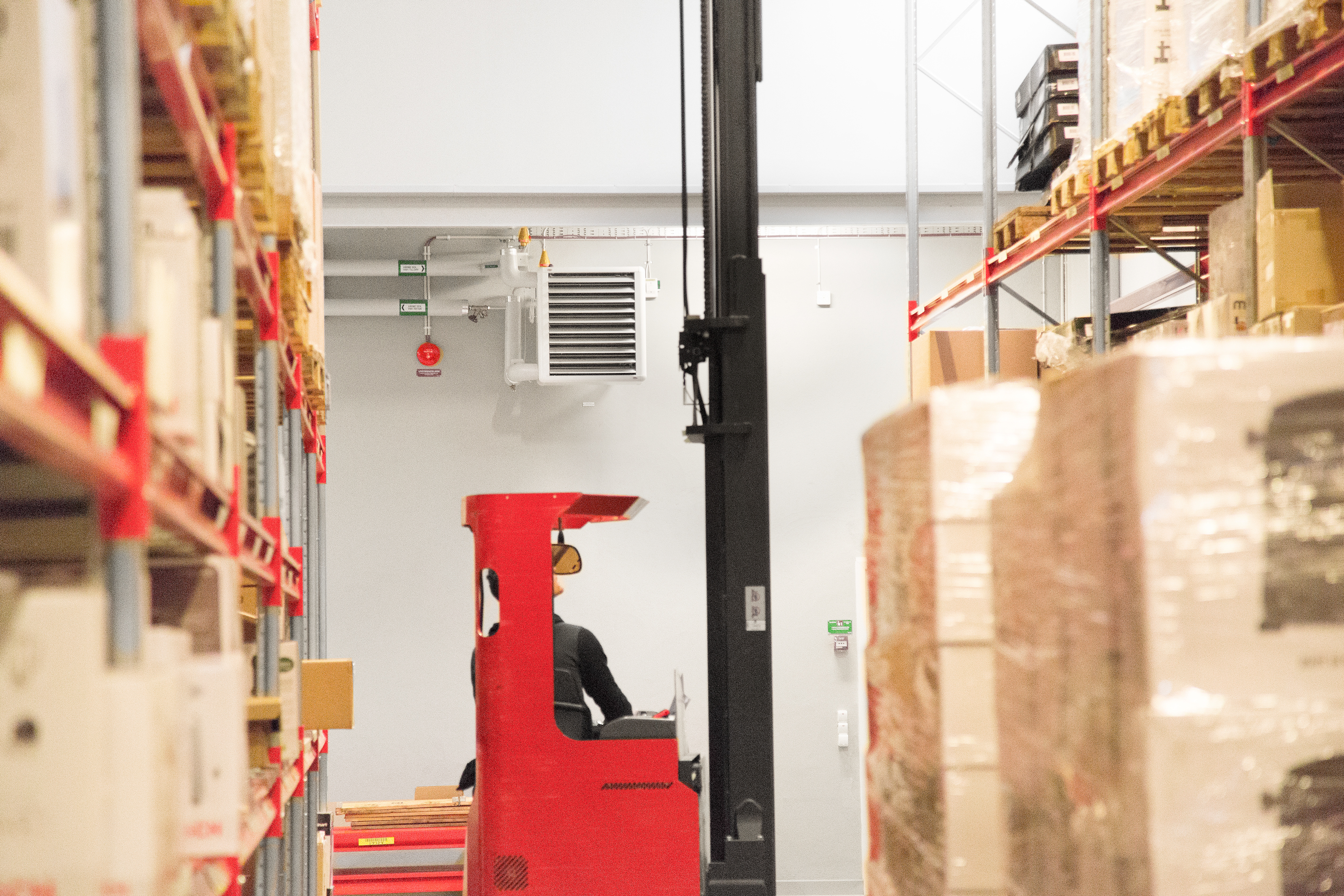 L’aérotherme SWH de Frico chauffe l’entrepôt de 3 000 m² de Bagaren och ...