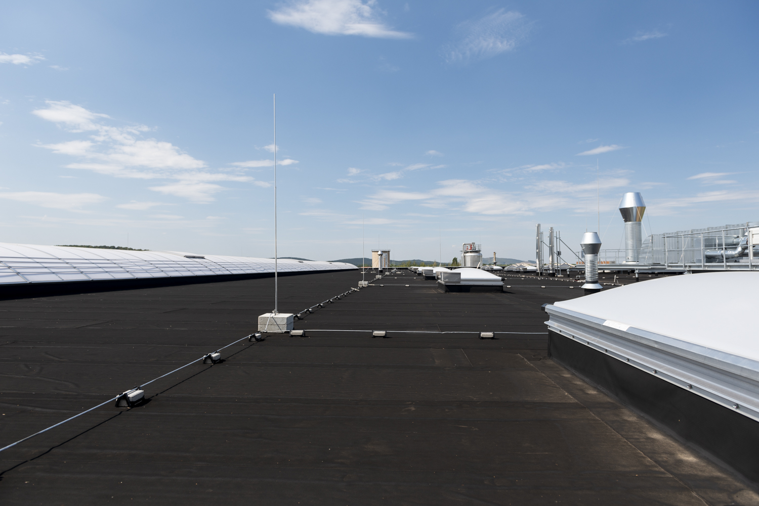 EPDM auf Bitumen kleben – RESITRIX® auf Bitumenbahn - CARLISLE ...