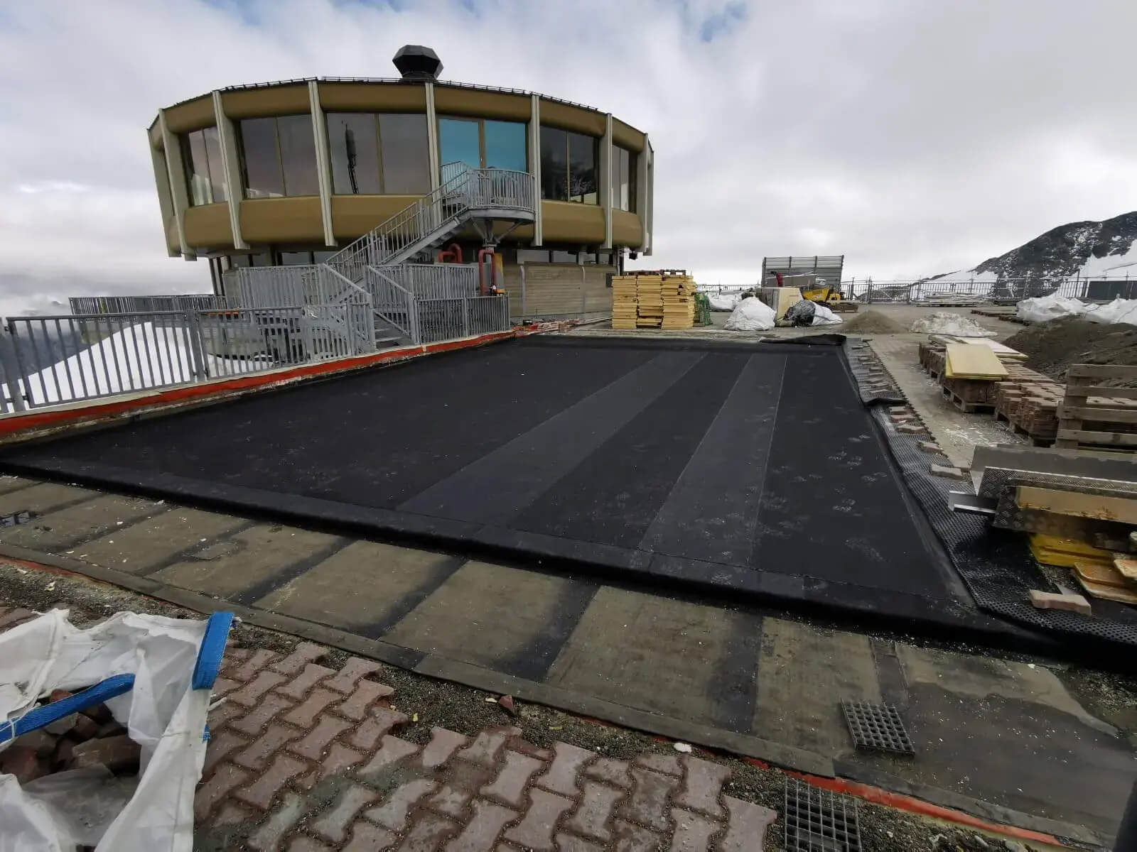 EPDM auf Bitumen kleben – RESITRIX® auf Bitumenbahn - CCM Europe