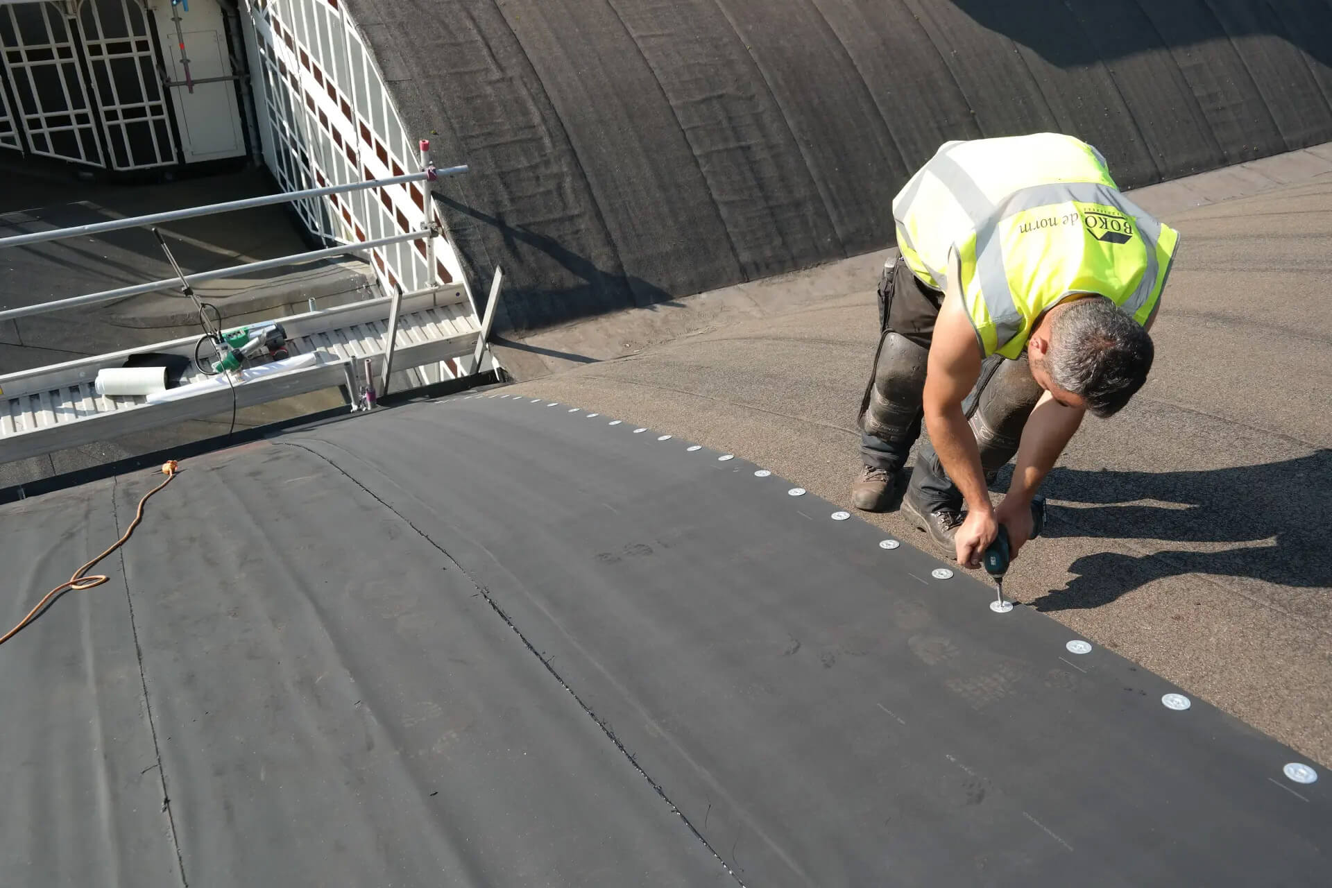 EPDM auf Bitumen kleben – RESITRIX® auf Bitumenbahn - CCM Europe