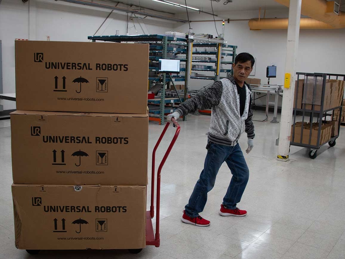 DCL Logistics uses UR robot to increase productivity