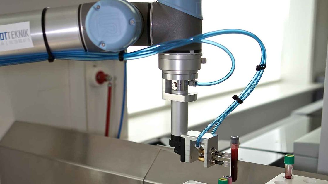Cobots work collaborativly at Gentofte hospital lab