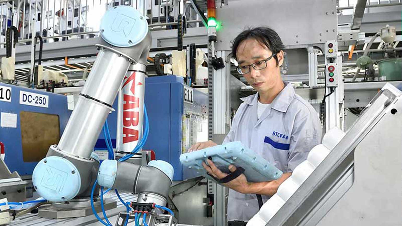Cobots: The Automation Juggernaut that Manufacturers Need