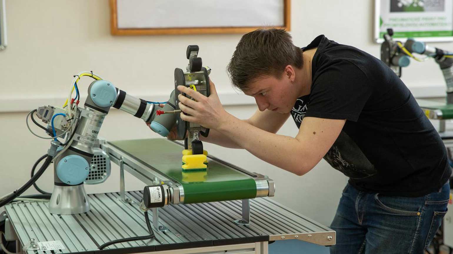 Universal Robots Brings Unique Experience into Classrooms