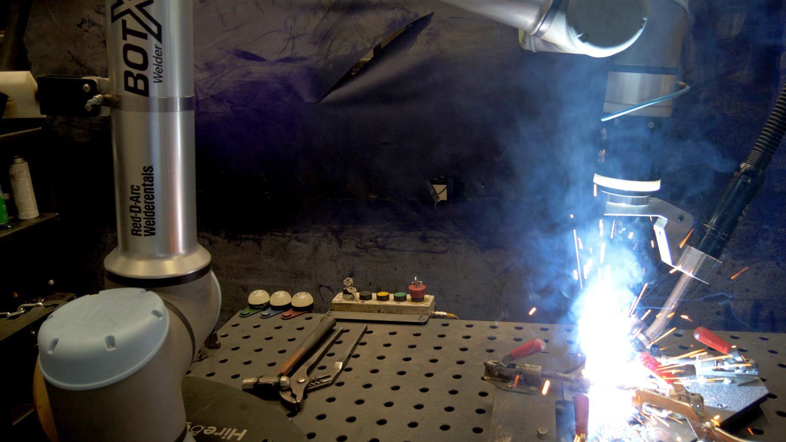Siouxland Fabricating Inc. | Cobot Case Stories
