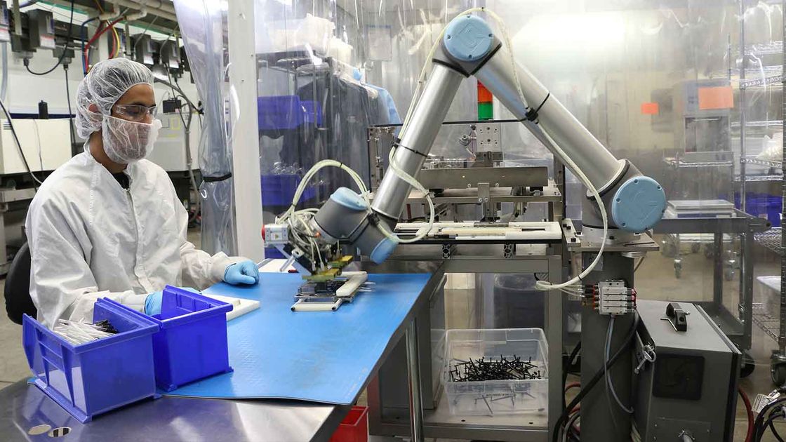 Injection molding output quadruples collaborative robot
