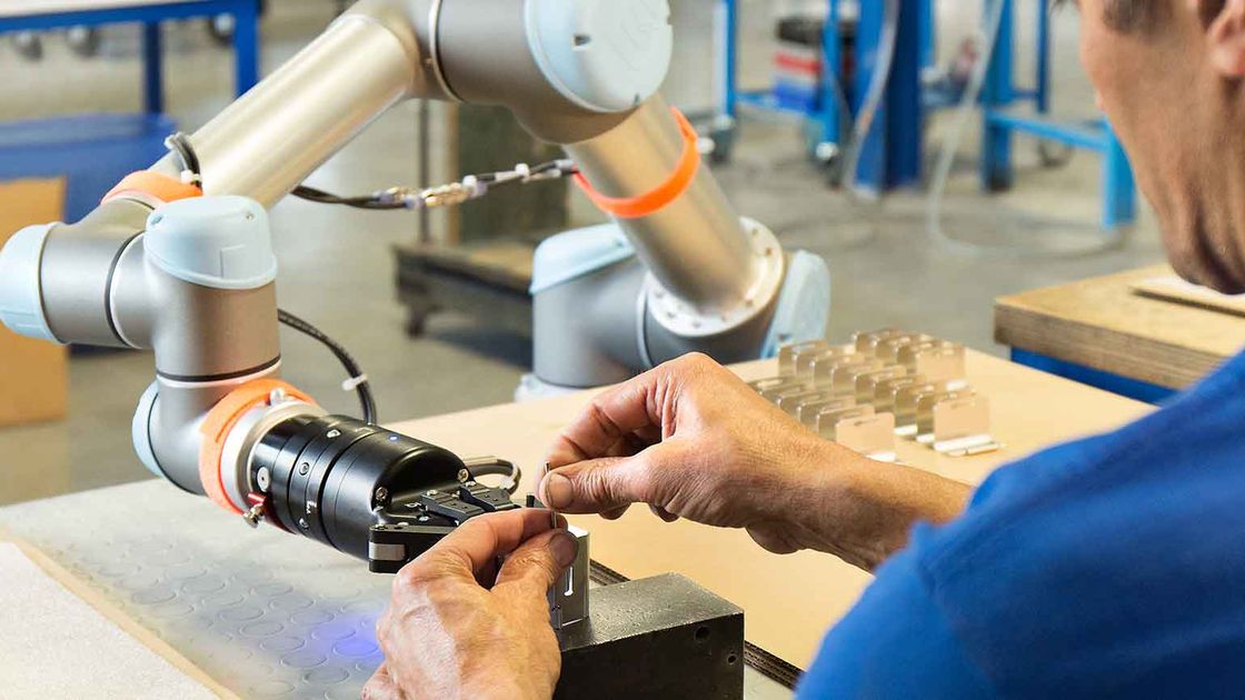 Labelling | UR5 at Nichrominox | Cobot Case stories