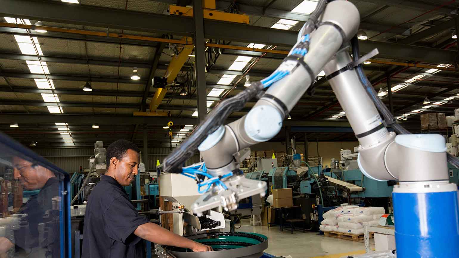 Universal Robots create 24/7 automated manufacturing