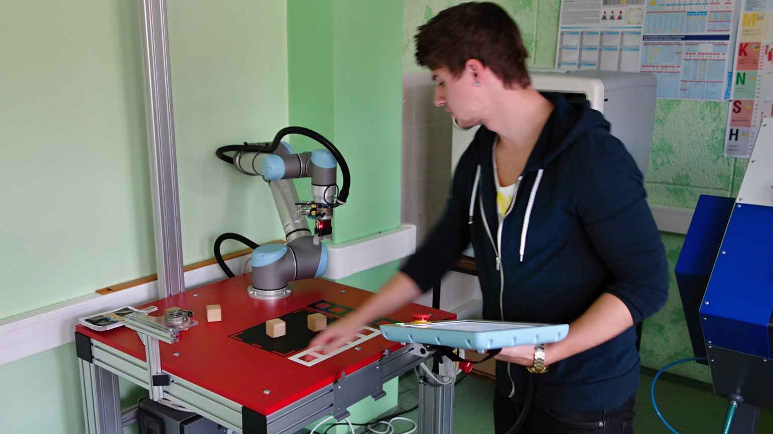 UR5 is training the next generation of mechatronic