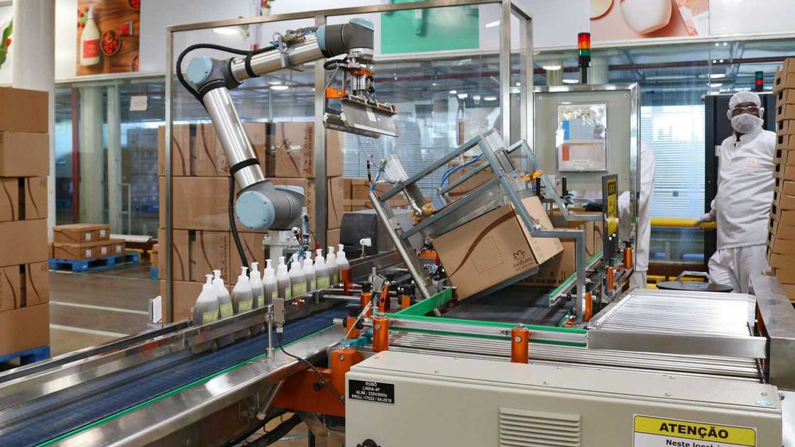 One collaborative robot for packaging multiple products