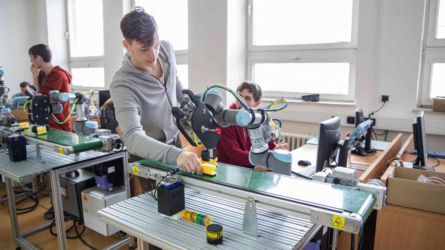 Universal Robots Brings Unique Experience into Classrooms