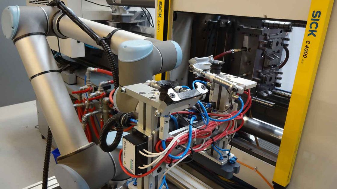 UR10 robots speed up in-mold labelling process