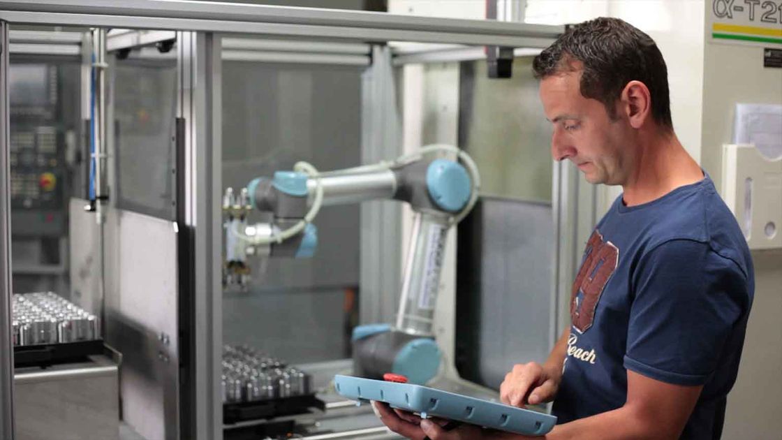 The easy programmable robotic arm that helps employee