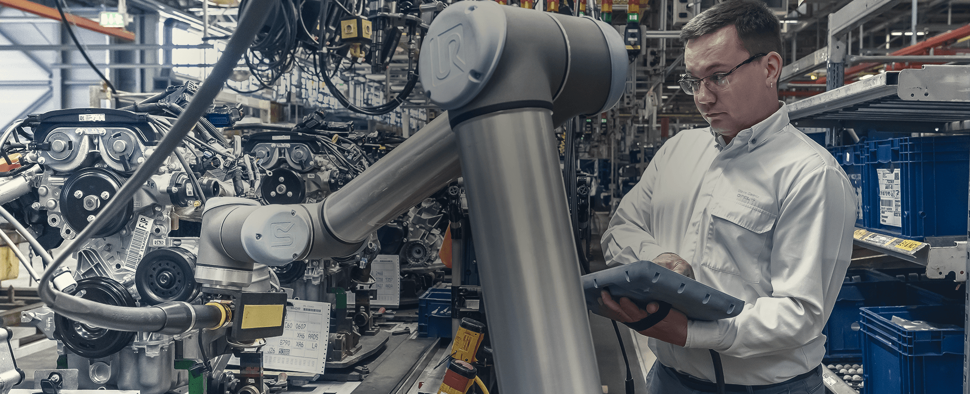 Cobot-application on the engine assembly line