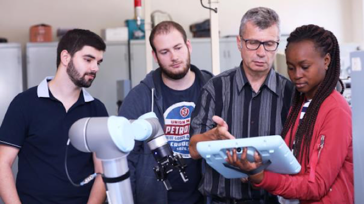 L'Universal Robots Academy, support de formation pour les étudiants en BTS Électrotechnique au ...