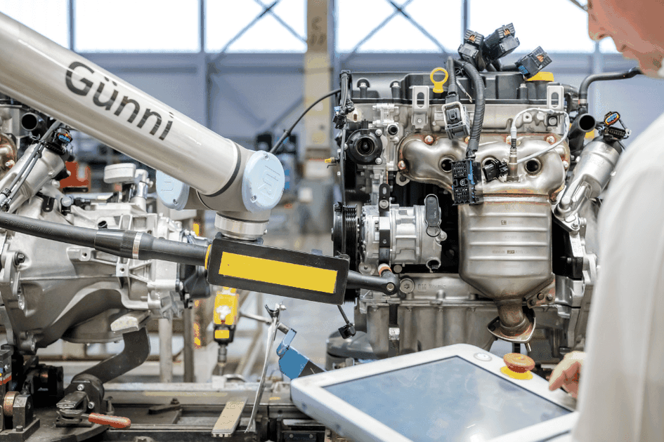 Cobot-application on the engine assembly line