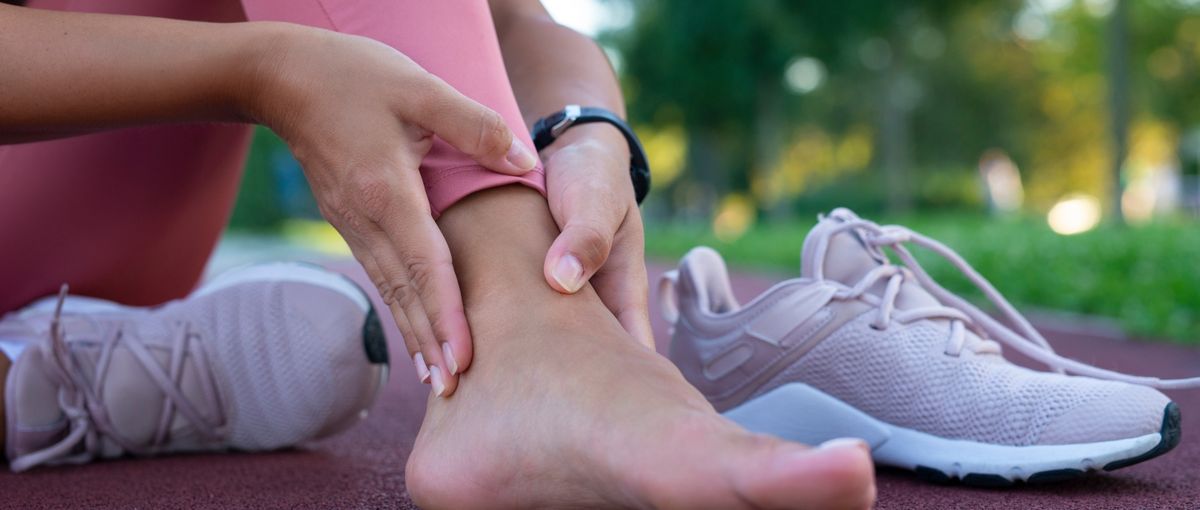 Prellung oder Verstauchung? Unterschiede & Symptome