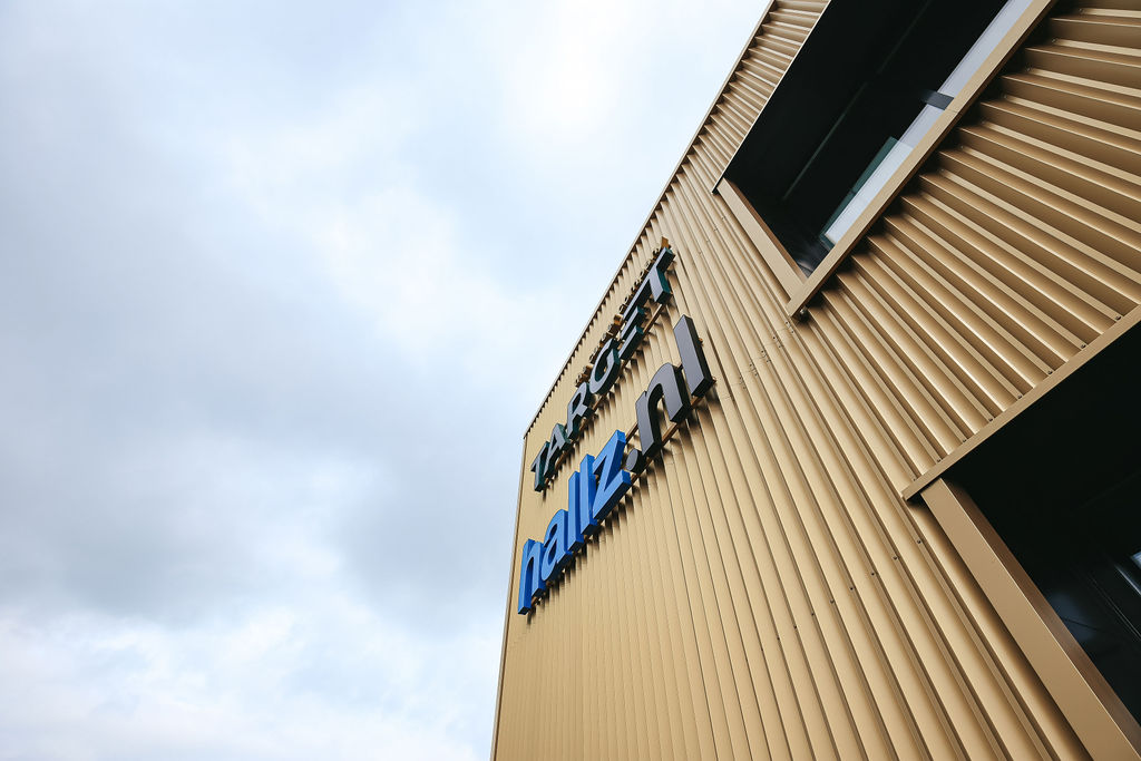 Facade fixing in golden colour for Halzz.nl building