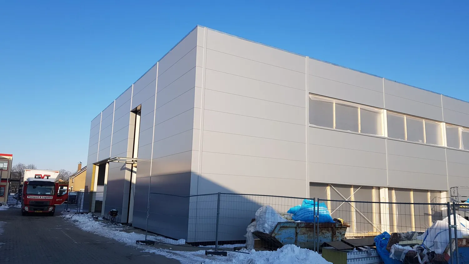 Coloured pop rivets and screws