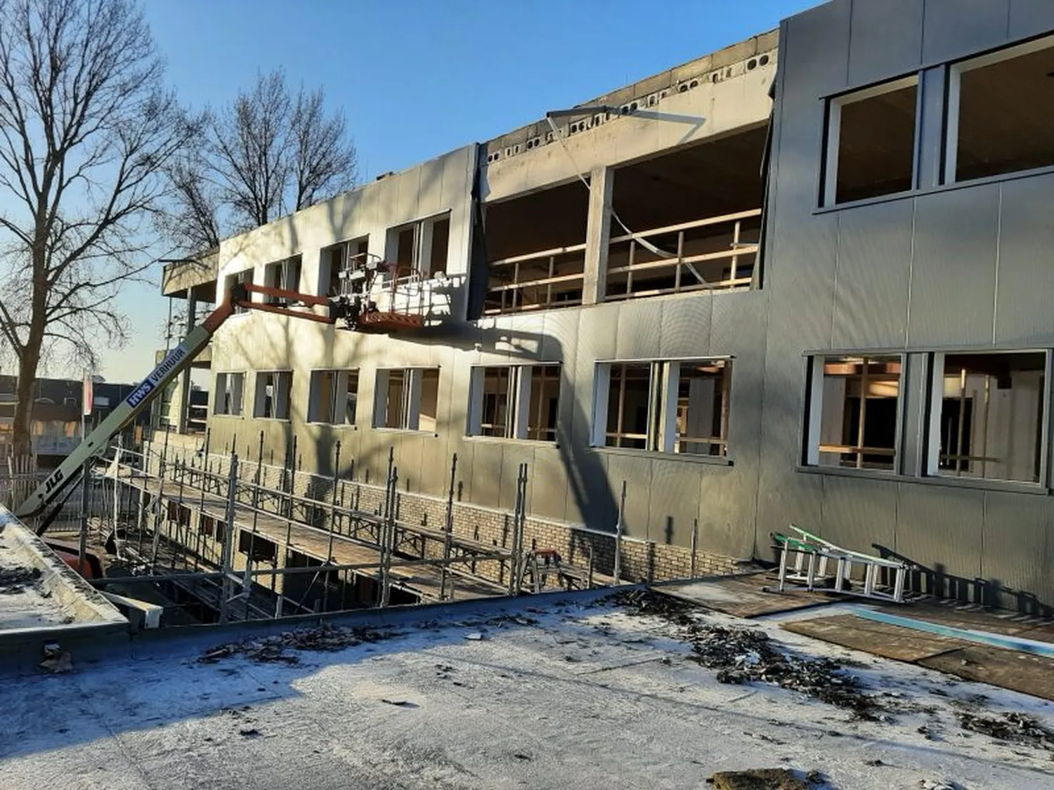 Coloured pop rivets and screws