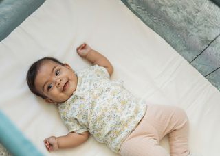 Travel crib in dark green mesh - BabyBjörn