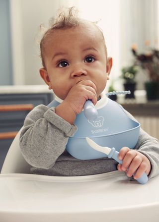 Zo leer je je kind om zelfstandig te eten | BabyBjörn