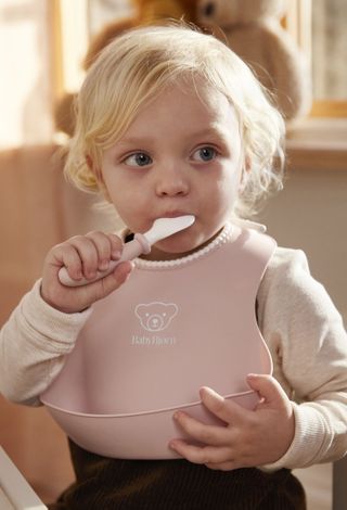 Practical baby bib in soft & comfy plastic | BabyBjörn