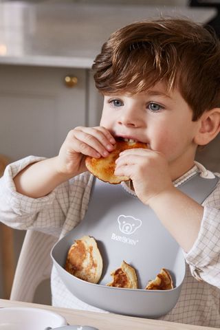 Baby Bib in Gray with a deep spill pocket - BabyBjörn