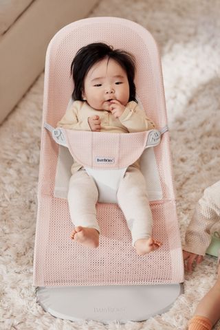 Bouncer Balance Soft in pearly pink and white mesh - BabyBjörn