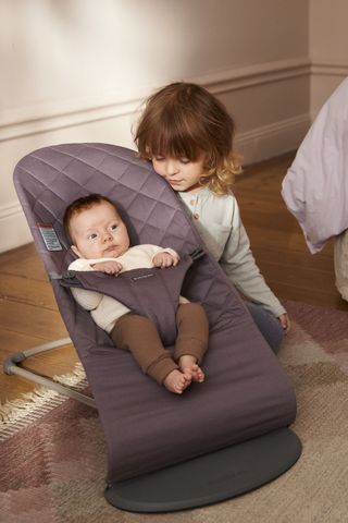 Babybjörn Bouncer Bliss in dark purple soft qilted woven