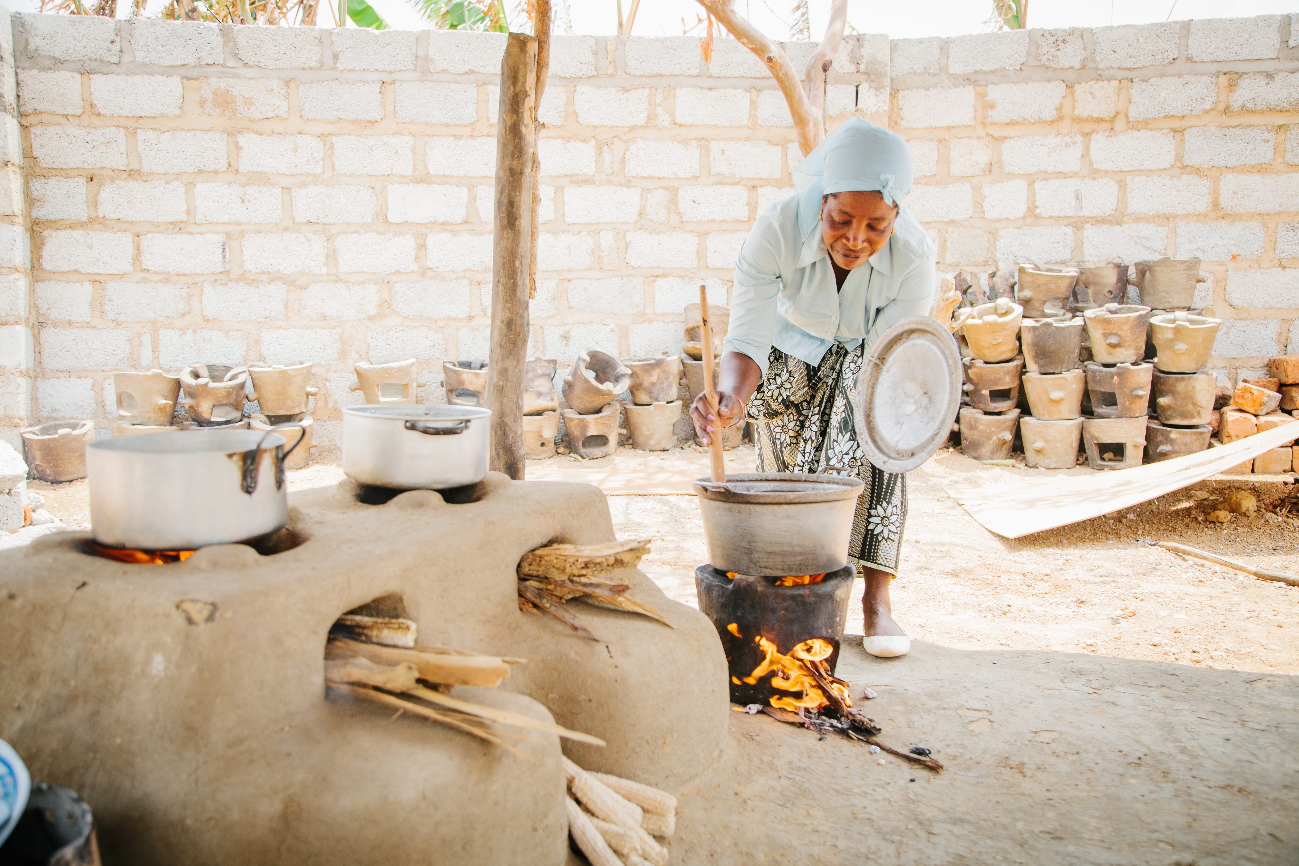 Carbon Credits Serve up Clean Cooking Options for West African Farmers ...