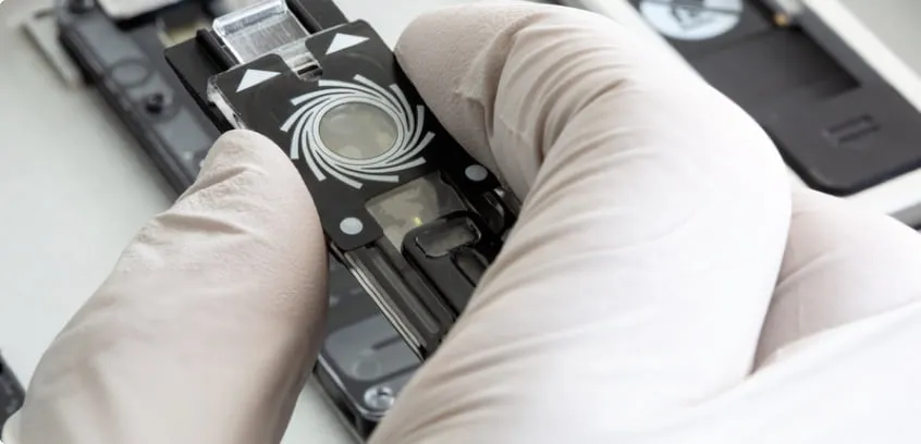 Oxford Nanopore flow cells and sequencing devices