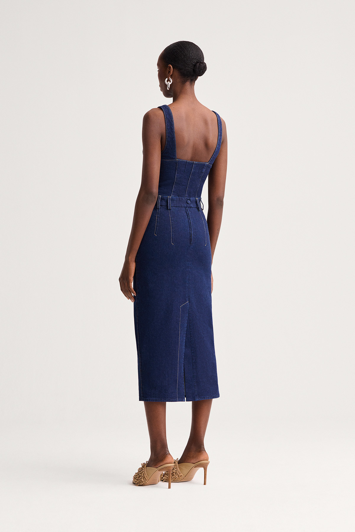 ÀVORA - Where timeless classics meet playful collectibles