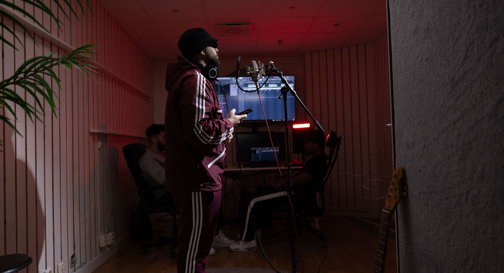 What is a main artist and a featured artist? - CLIP