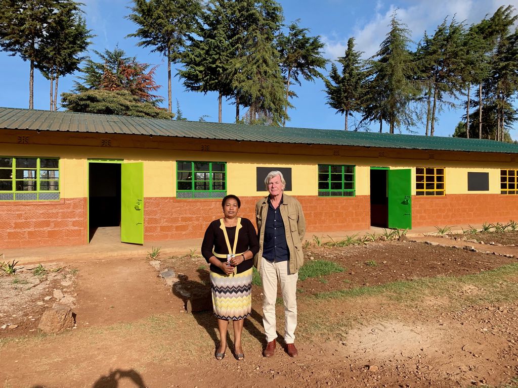 The principals at Gundua Primary and Secondary welcome visitors from ...