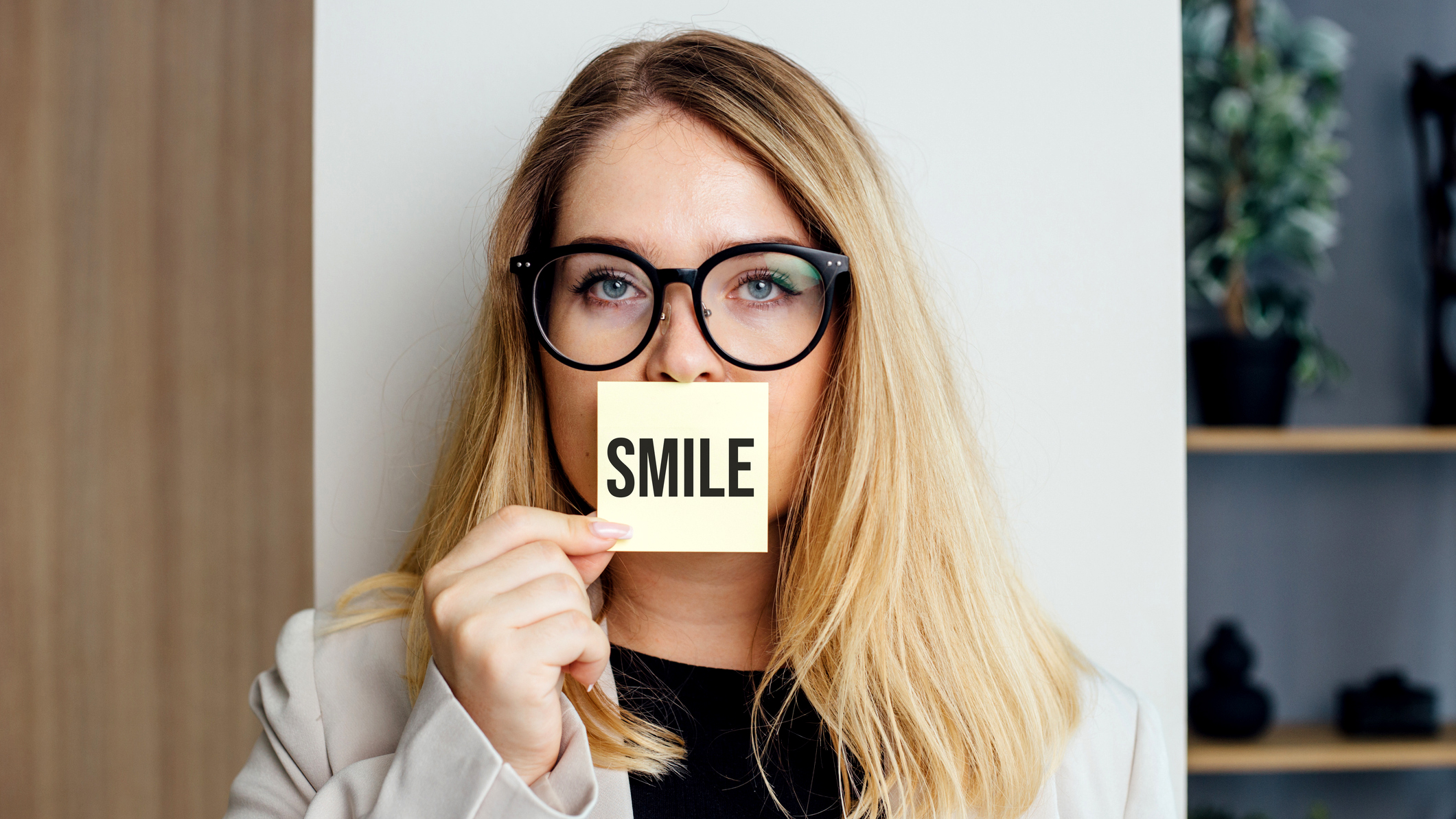 Jezelf zijn of vrolijkheid 'faken'? Let hierop bij een 'masker ...