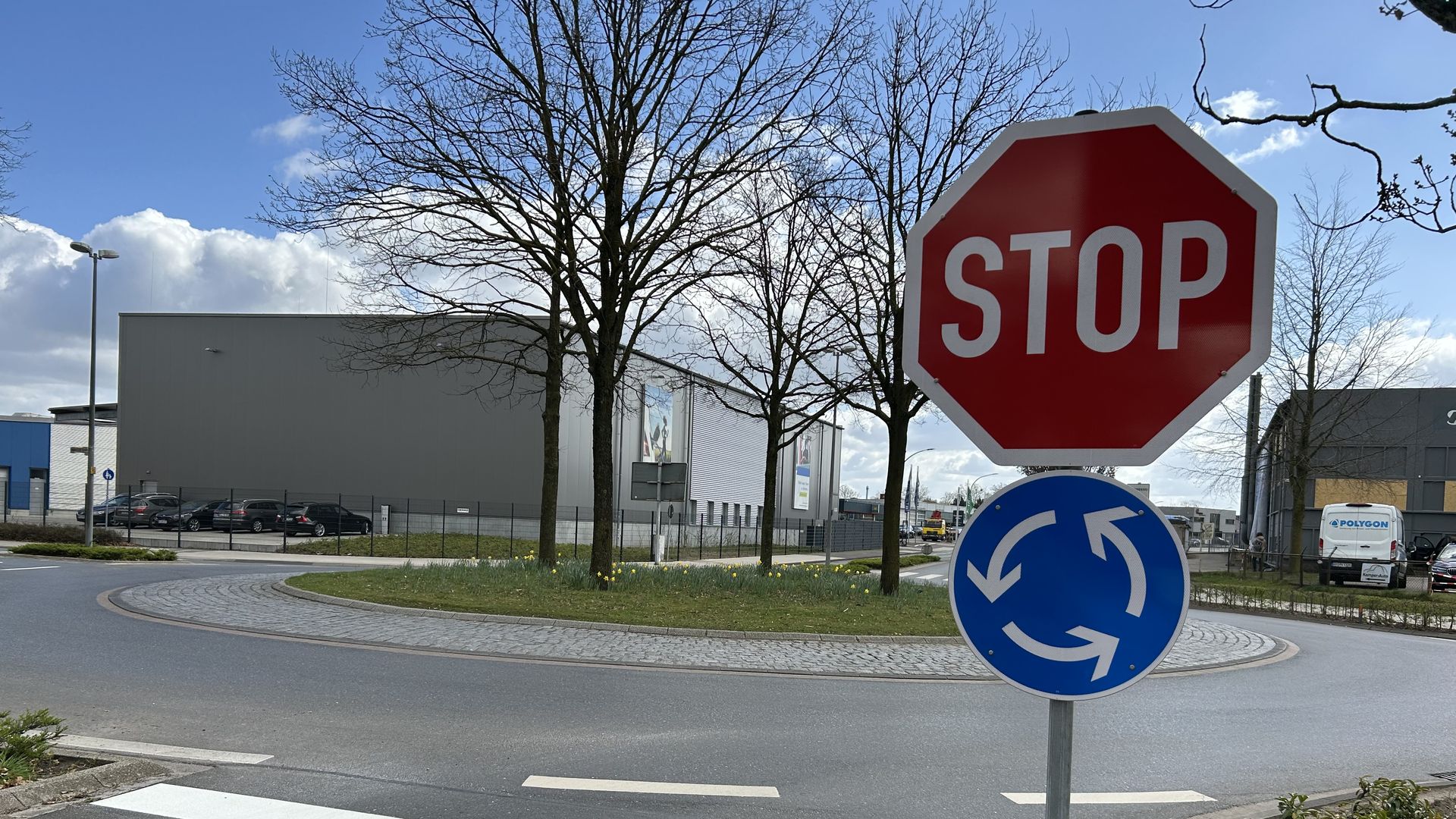 Neues STOP-Schild und Haltelinie am Kreisverkehr Bauhof