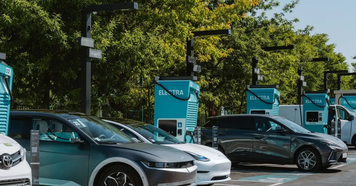 Longest Range Electric Cars in 2025: Full Comparison